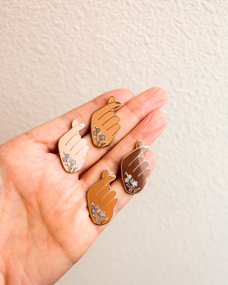 Finger Heart Pin – HEMLEVA